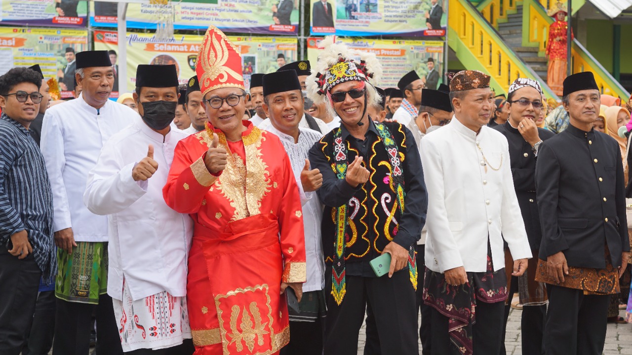 GURU DAN PEGAWAI MAN 1 GRESIK KENAKAN PAKAIAN ADAT NUSANTARA DALAM MENGIKTUI HAB KEMENAG KE-77 ...
