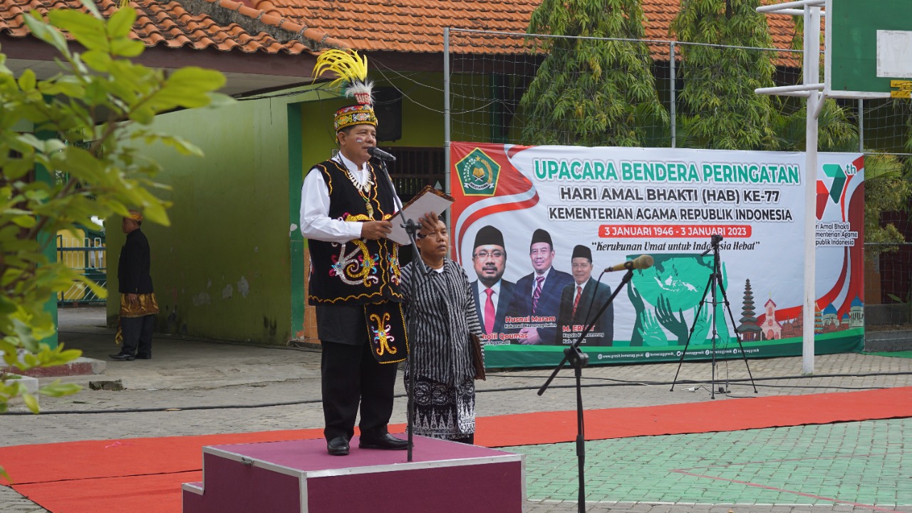 GURU DAN PEGAWAI MAN 1 GRESIK KENAKAN PAKAIAN ADAT NUSANTARA DALAM MENGIKTUI HAB KEMENAG KE-77 ...
