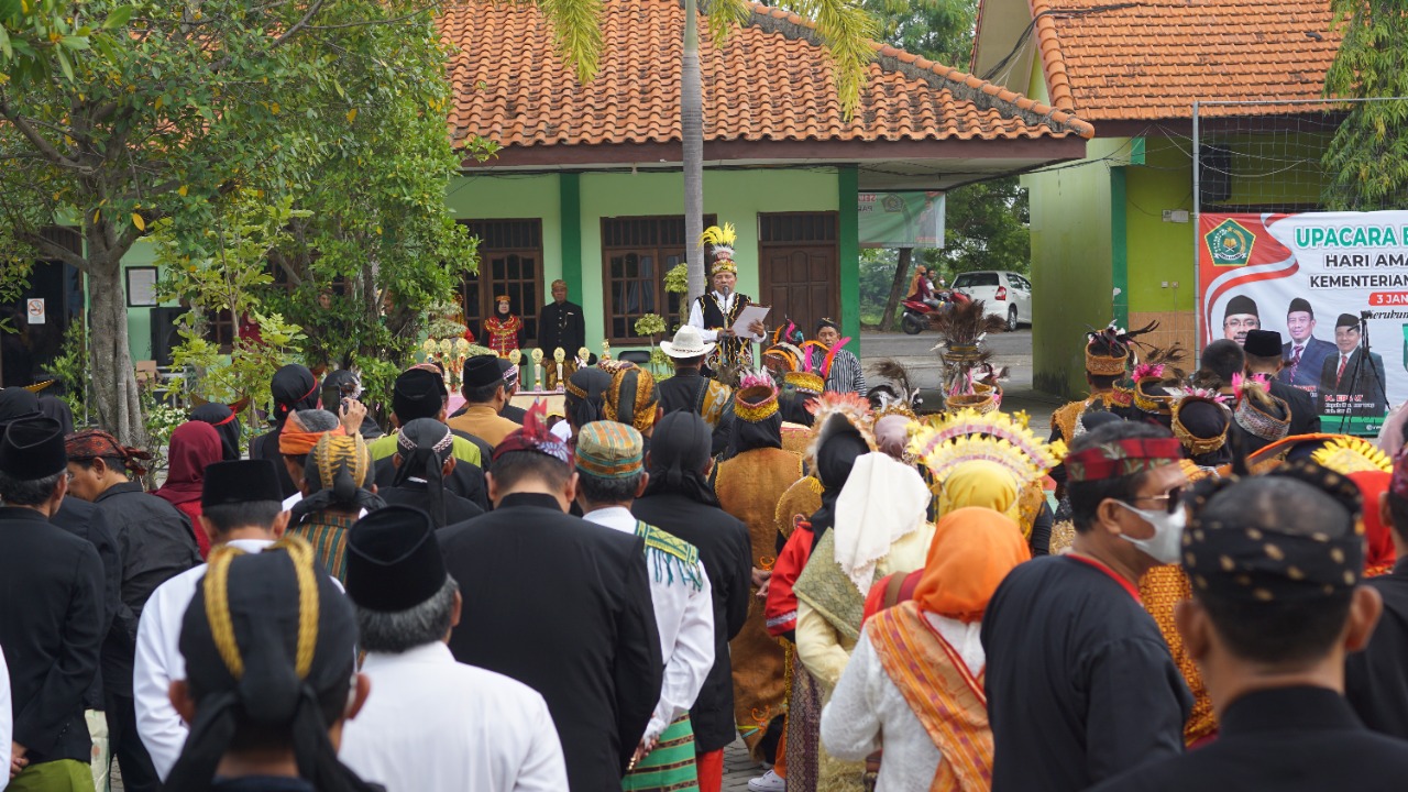 GURU DAN PEGAWAI MAN 1 GRESIK KENAKAN PAKAIAN ADAT NUSANTARA DALAM MENGIKTUI HAB KEMENAG KE-77 ...