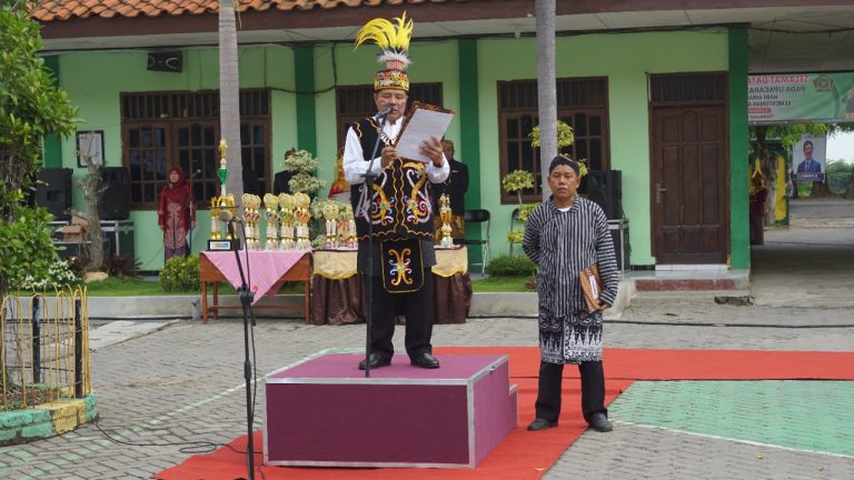 GURU DAN PEGAWAI MAN 1 GRESIK KENAKAN PAKAIAN ADAT NUSANTARA DALAM MENGIKTUI HAB KEMENAG KE-77 ...