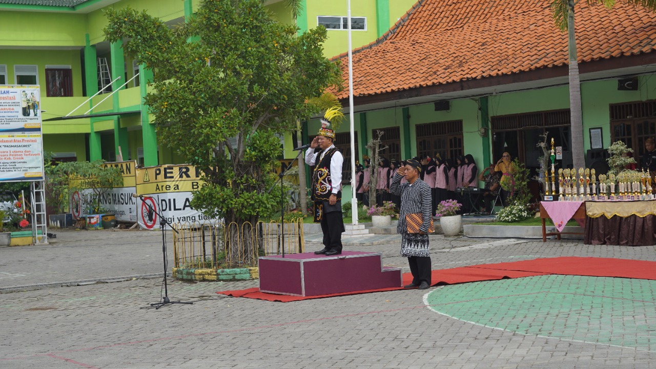 GURU DAN PEGAWAI MAN 1 GRESIK KENAKAN PAKAIAN ADAT NUSANTARA DALAM MENGIKTUI HAB KEMENAG KE-77 ...