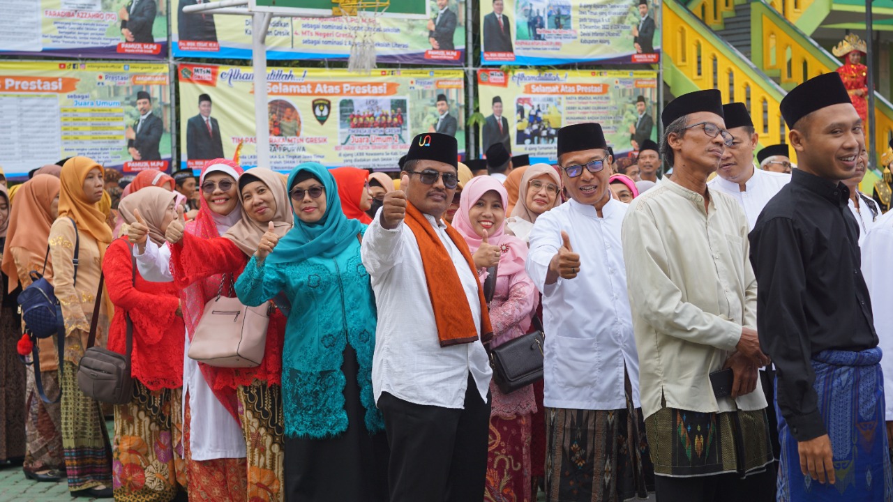 GURU DAN PEGAWAI MAN 1 GRESIK KENAKAN PAKAIAN ADAT NUSANTARA DALAM MENGIKTUI HAB KEMENAG KE-77 ...