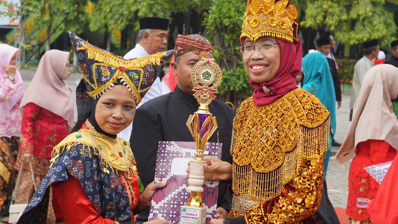 GURU DAN PEGAWAI MAN 1 GRESIK KENAKAN PAKAIAN ADAT NUSANTARA DALAM MENGIKTUI HAB KEMENAG KE-77 ...