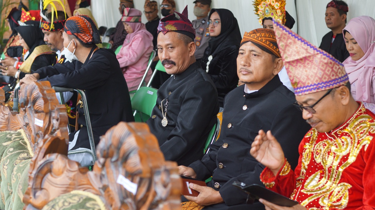 GURU DAN PEGAWAI MAN 1 GRESIK KENAKAN PAKAIAN ADAT NUSANTARA DALAM MENGIKTUI HAB KEMENAG KE-77 ...