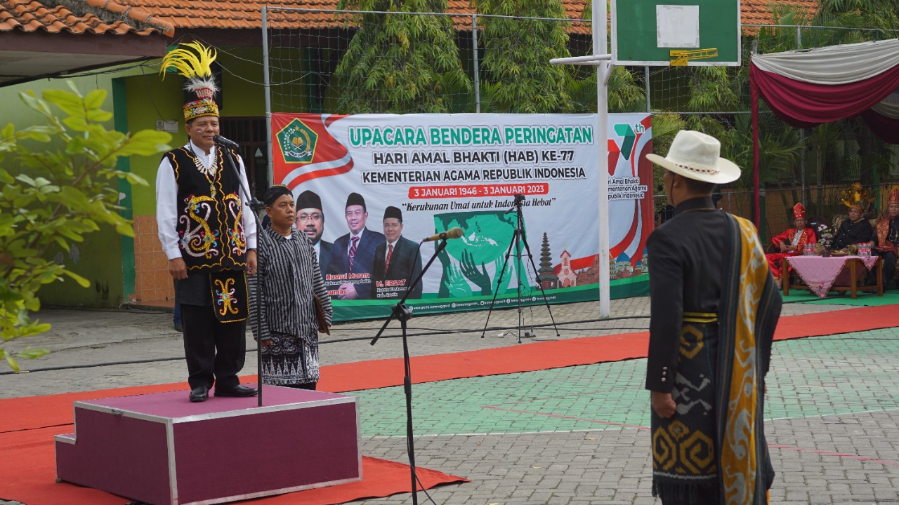 GURU DAN PEGAWAI MAN 1 GRESIK KENAKAN PAKAIAN ADAT NUSANTARA DALAM MENGIKTUI HAB KEMENAG KE-77 ...