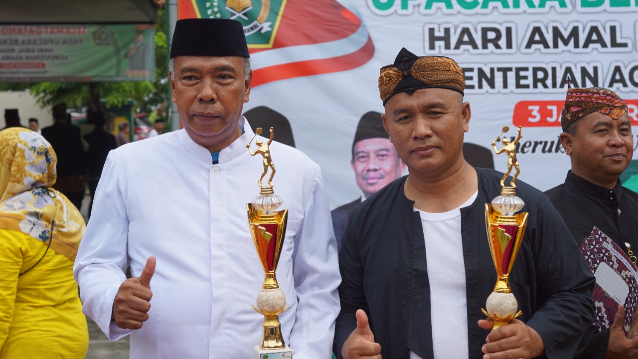 GURU DAN PEGAWAI MAN 1 GRESIK KENAKAN PAKAIAN ADAT NUSANTARA DALAM MENGIKTUI HAB KEMENAG KE-77 ...