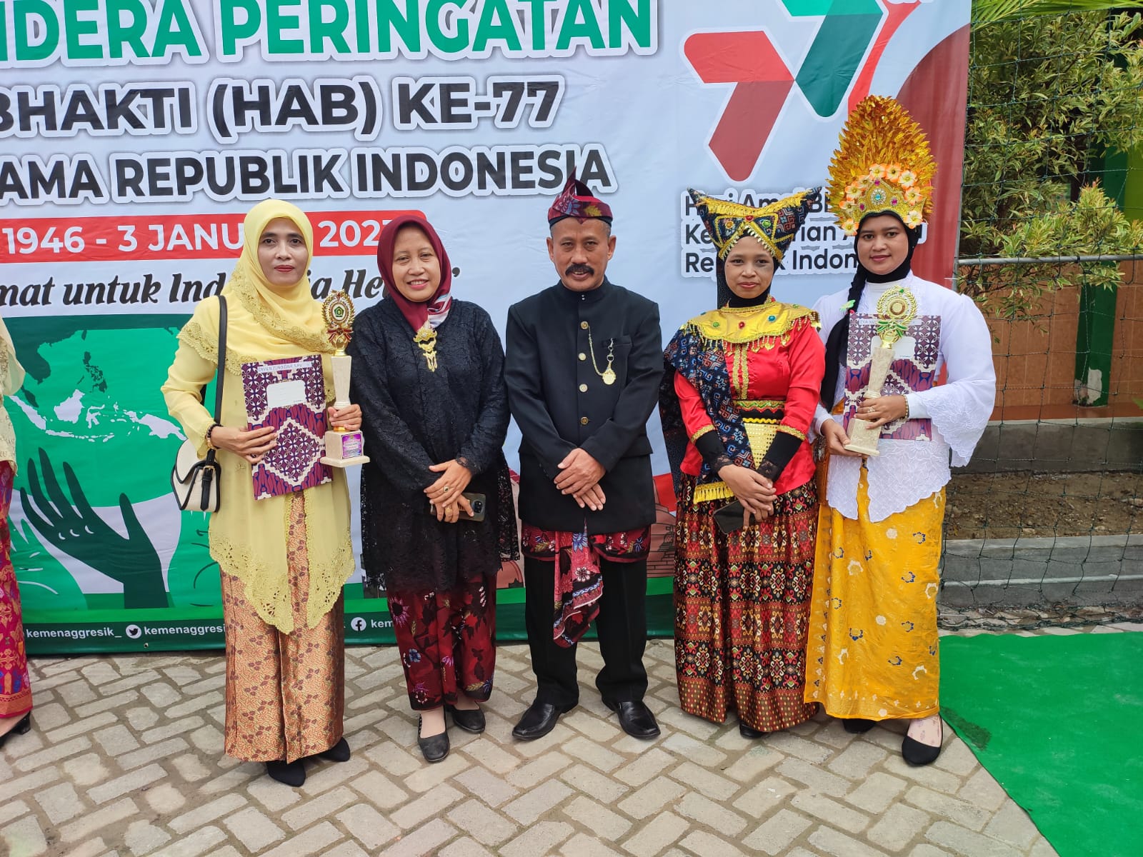 GURU DAN PEGAWAI MAN 1 GRESIK KENAKAN PAKAIAN ADAT NUSANTARA DALAM MENGIKTUI HAB KEMENAG KE-77 ...