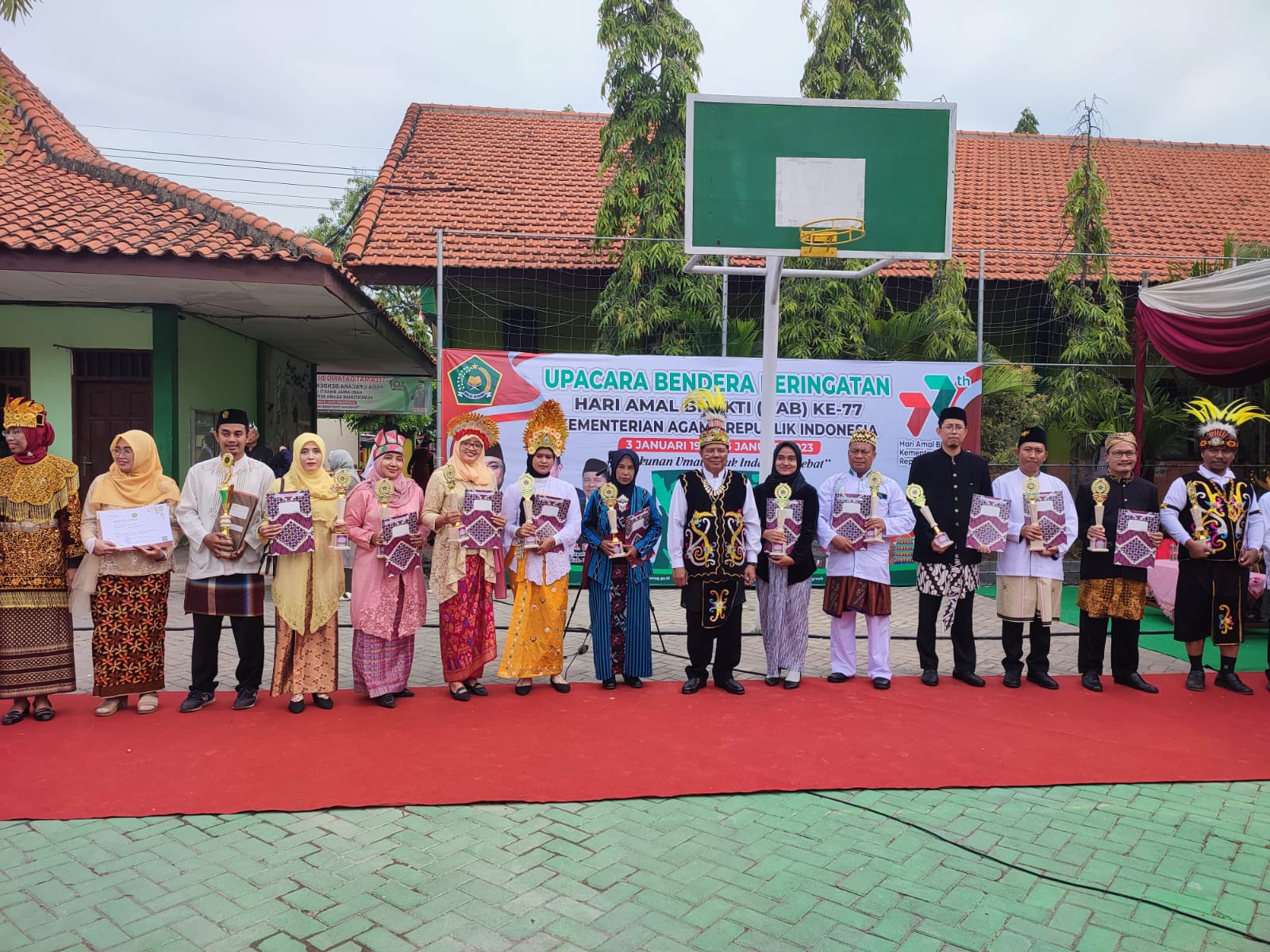 GURU DAN PEGAWAI MAN 1 GRESIK KENAKAN PAKAIAN ADAT NUSANTARA DALAM MENGIKTUI HAB KEMENAG KE-77 ...